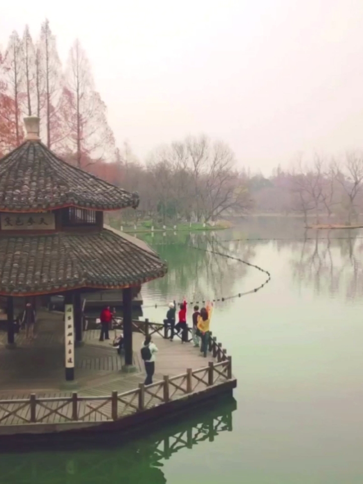是谁把他们请到这里来,为何又遗弃在这里?三星象征幸福、吉利、长寿,福寿双全,福星高照,顺顺利利